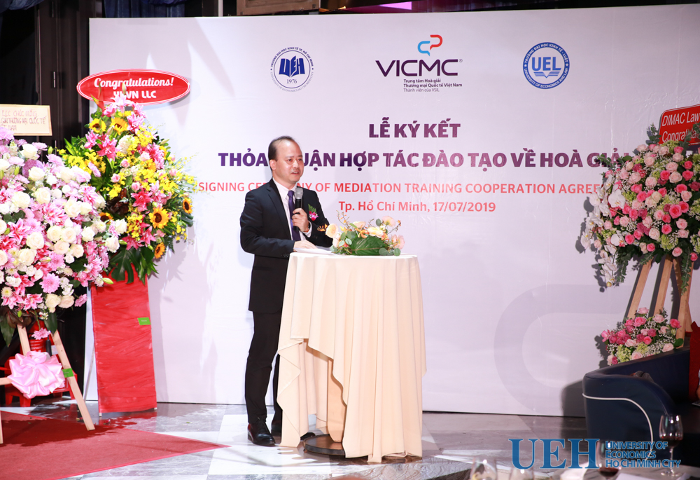 Lễ ký kết chương trình hợp tác giữa Khoa Luật - UEH với Trung tâm hòa ...