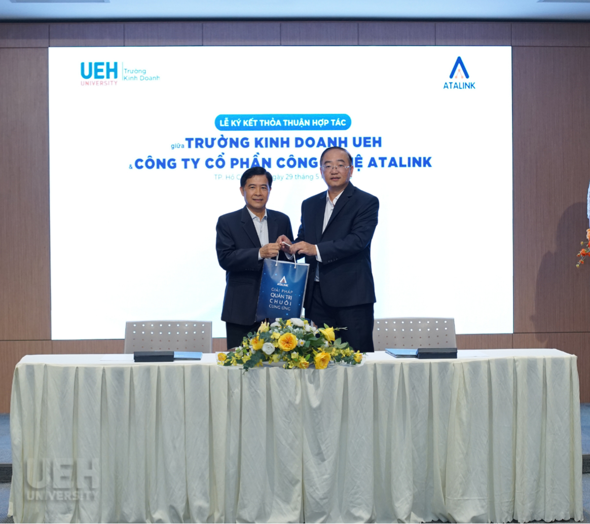 Lễ ký kết Thỏa thuận hợp tác giữa Trường Kinh doanh và Công ty Cổ phần ...