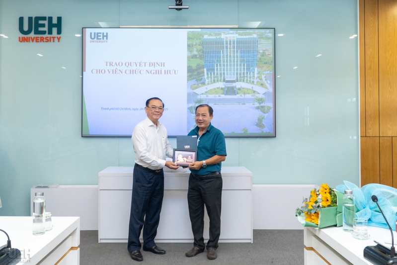 UEH trao Quyết định nghỉ hưu cho viên chức đến tuổi nghỉ hưu