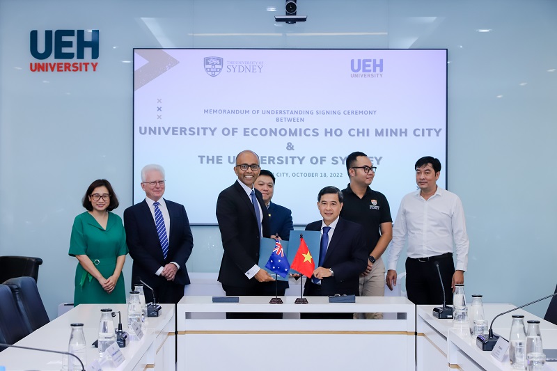 The Signing Ceremony Of Cooperation Between College of Business UEH ...
