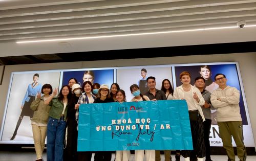 A 30-day journey to conquer virtual reality and AR/VR/MR technology of UEH students in Rome, Italy