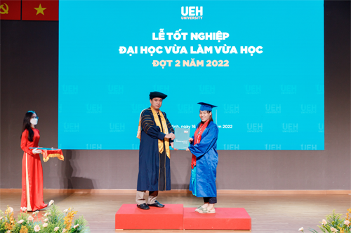 UEH Organizing the Graduation Ceremony for Part-time Mode for the 2nd ...